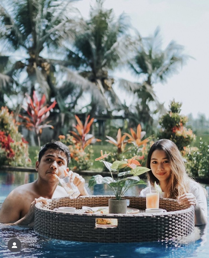 Romantis! Rizky Alatas dan Adzana Bing Slamet saat Sarapan hingga Dinner