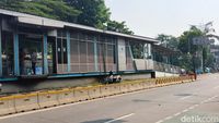 Warga Kaget Halte TransJ Simpang Ragunan Direvitalisasi, Harap Cepat ...