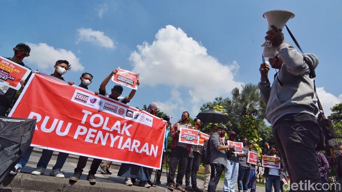 Potret Aksi Tolak Revisi RUU Penyiaran di Surabaya