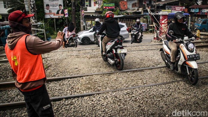 Potret Pengendara Lintasi Palang Pintu Kereta Liar di Citayam
