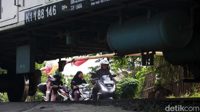 Potret Pengendara Lintasi Palang Pintu Kereta Liar di Citayam