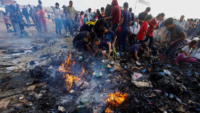 Warga Gaza Kais Sisa-sisa Makanan di Pengungsian Rafah yang Terbakar