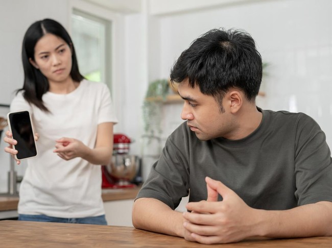 10 Ciri-ciri Suami Selingkuh Lewat HP yang Perlu Diwaspadai 10 Ciri-ciri Suami Selingkuh Lewat HP yang Perlu Diwaspadai