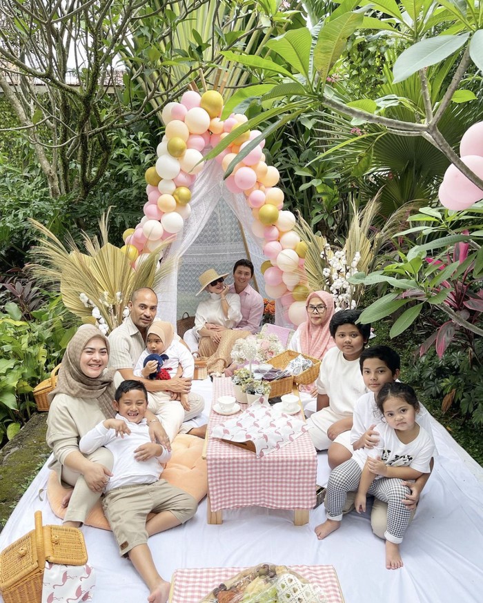 10 Potret Kulineran Mewah Aisyahrani, Adik Princess Syahrini