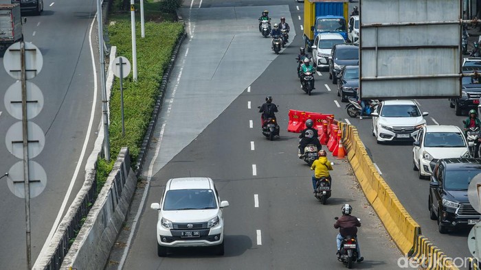 Hindari Polisi, Pemotor Nekat Lawan Arah di JLNT Casablanca
