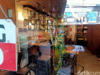 Hadeh, Bule Ngamuk dan Banting-banting Barang Kafe gegara Dilarang Merokok