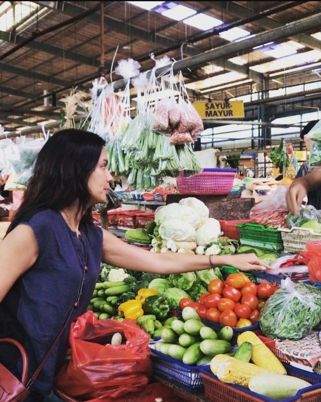 8 Gaya Artis Belanja ke Pasar Tradisional, Pakai Daster hingga Kebaya 8 Gaya Artis Belanja ke Pasar Tradisional, Pakai Daster hingga Kebaya