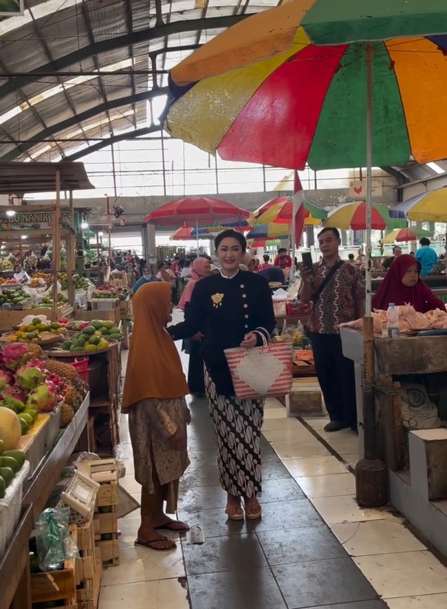 8 Gaya Artis Belanja ke Pasar Tradisional, Pakai Daster hingga Kebaya 8 Gaya Artis Belanja ke Pasar Tradisional, Pakai Daster hingga Kebaya
