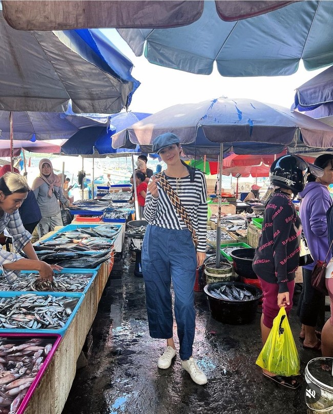 8 Gaya Artis Belanja ke Pasar Tradisional, Pakai Daster hingga Kebaya 8 Gaya Artis Belanja ke Pasar Tradisional, Pakai Daster hingga Kebaya