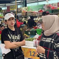 8 Gaya Artis Belanja ke Pasar Tradisional, Pakai Daster hingga Kebaya