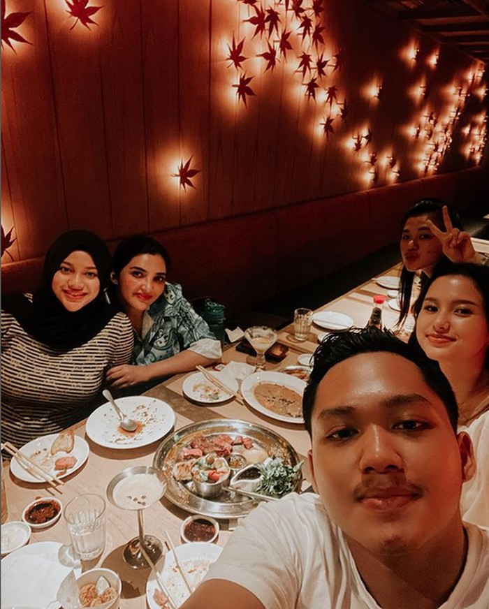 Potret Azriel Hermansyah Saat Makan di Warung Pecel Lele