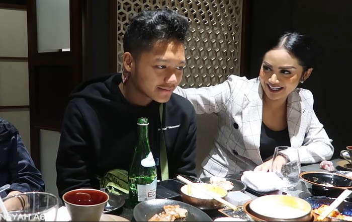 Potret Azriel Hermansyah Saat Makan di Warung Pecel Lele