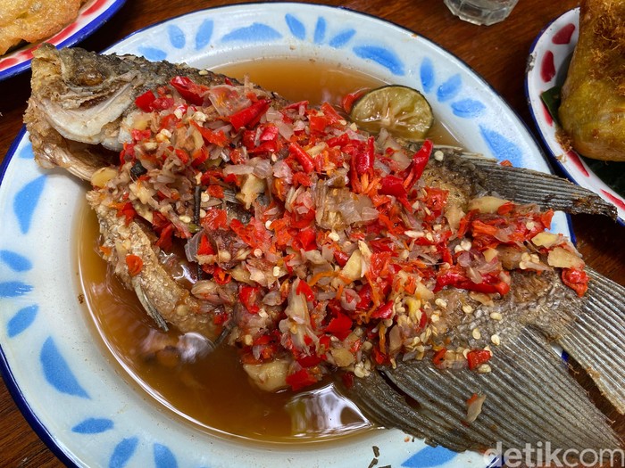 Cicip Pecak Gurame yang Nendang Rasanya di RM Bale Betawi