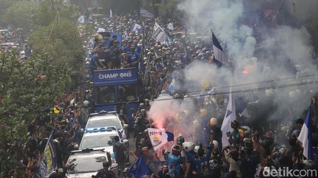 Lautan Bobotoh Sambut Kedatangan Persib di Bandung Lautan Bobotoh Sambut Kedatangan Persib di Bandung