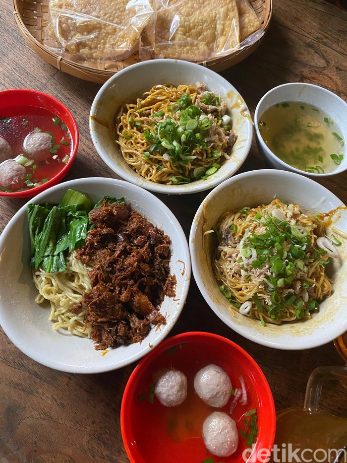 Makan Yamien Sambil Menikmati Suasana Sejuk Dago di Warung Lela