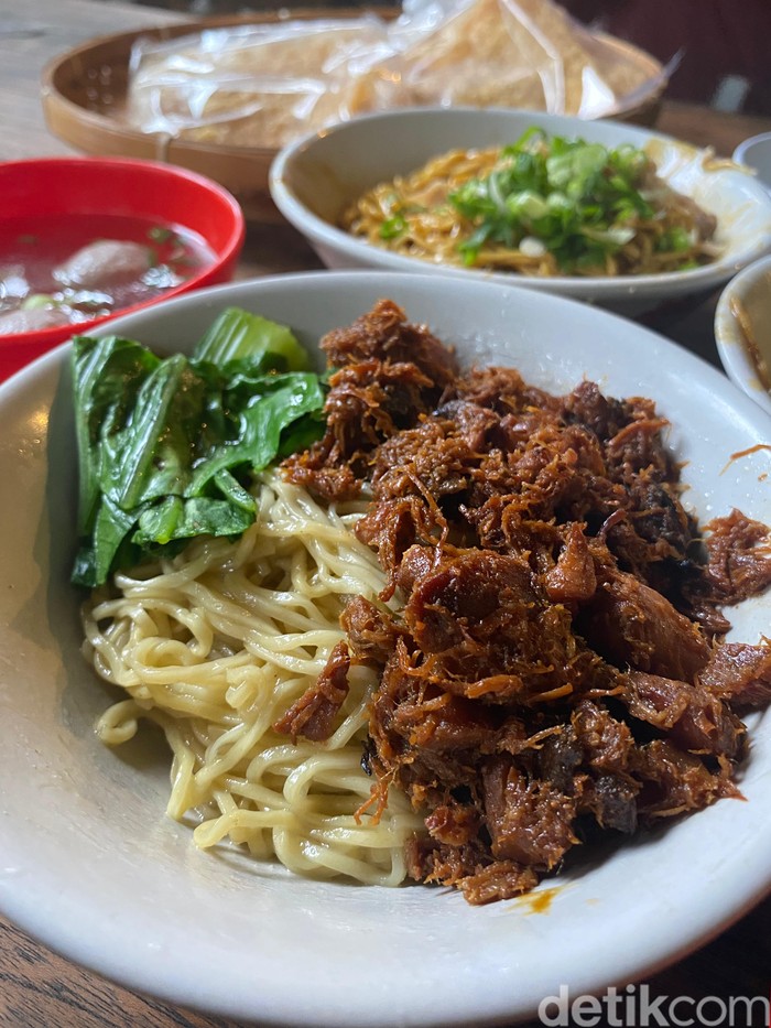 Makan Yamien Sambil Menikmati Suasana Sejuk Dago di Warung Lela