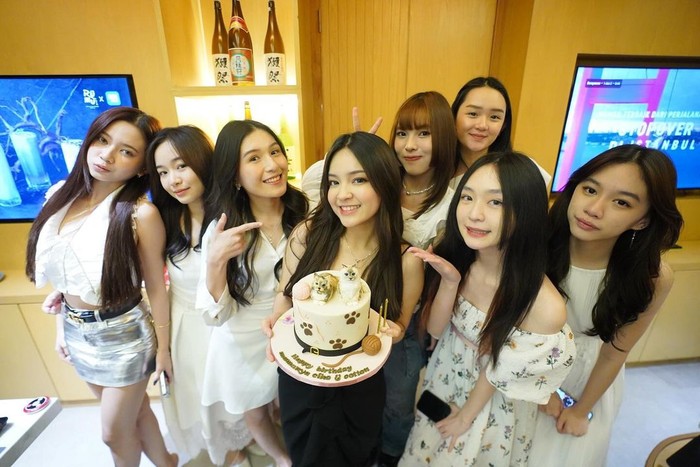 Eca Aura, Sosok yang Dekat dengan El Rumi Ini Doyan Jajan Es Krim dan ...