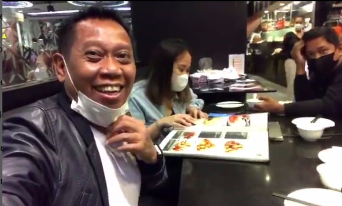 Tukul Arwana Selalu Bagikan Momen Makan Bareng Anak-anaknya