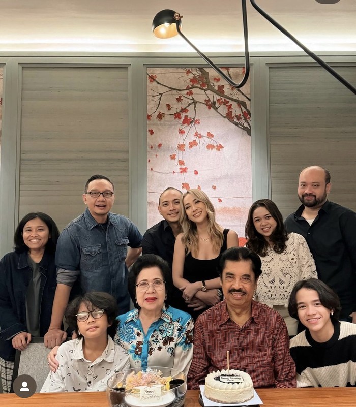 Manis! Momen BCL Makan Bareng Suami, Tiko Aryawardhana dan Keluarga