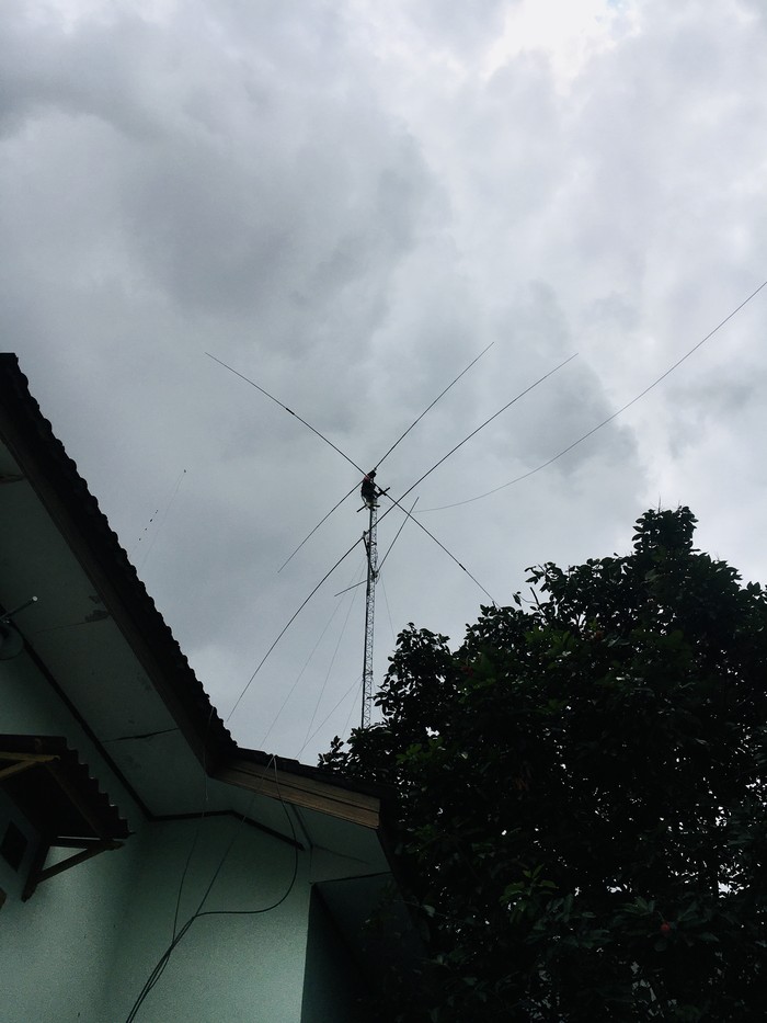 Brik-brik! Belajar Cara Merakit Antena Radio HF di Komunitas Radio Amatir