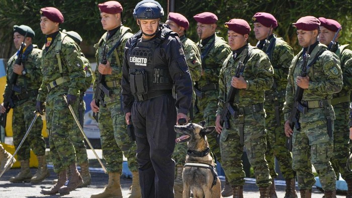 Potret Militer Ekuador Gelar Upacara Penghargaan untuk Anjing Tentara