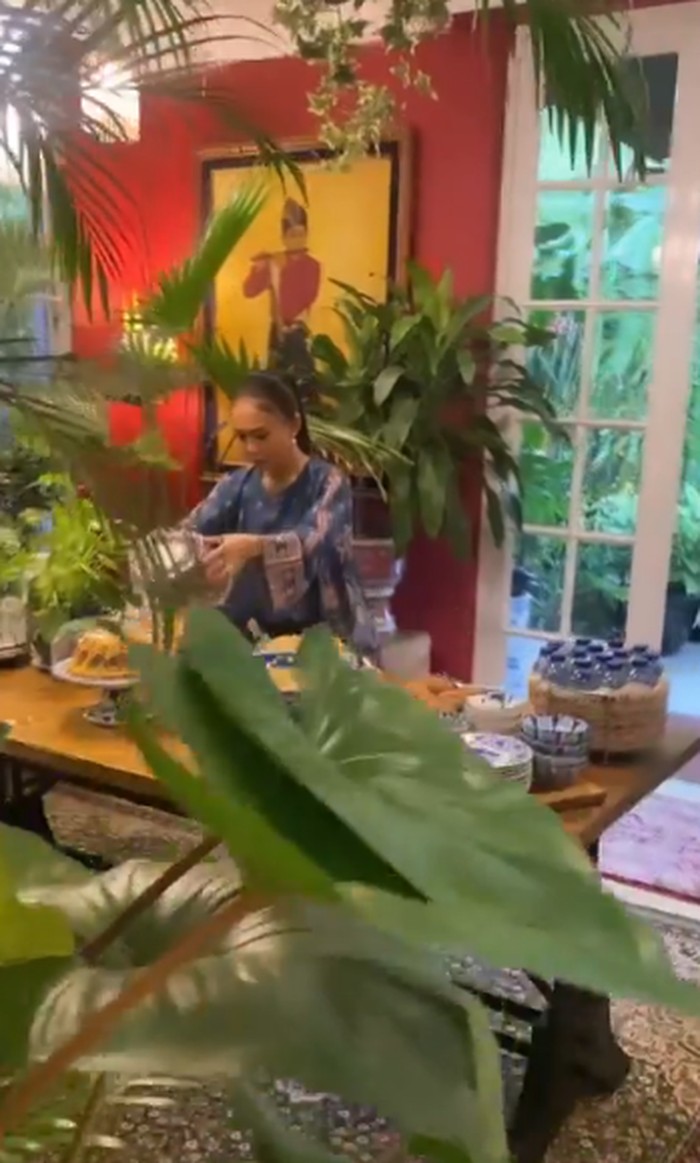 Makin Cantik di Usia 52 Tahun, Yuni Shara Doyan Makan Sate hingga Soto