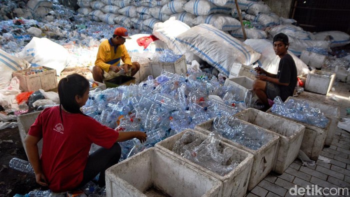 Melihat Penampungan Sampah Botol Plastik di Surabaya