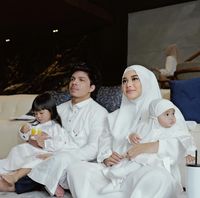 7 Foto Gaya Hijab Aurelie Hermansyah Saat Pengajian Jelang Naik Haji 2024