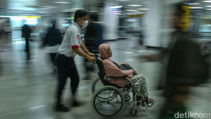 Potret 'Anker' Berdesakan di Stasiun Manggarai