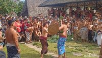 Masyarakat-Wisatawan Antusias Saksikan Tradisi Perang Pandan di Karangasem