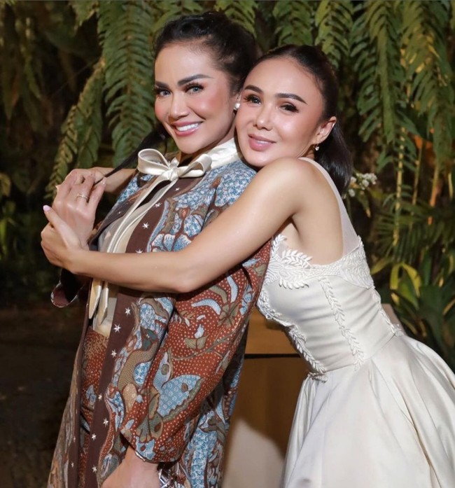 7 Potret Awet Muda Yuni Shara di Ulang Tahun Ke-52, Disebut Bak Usia 25