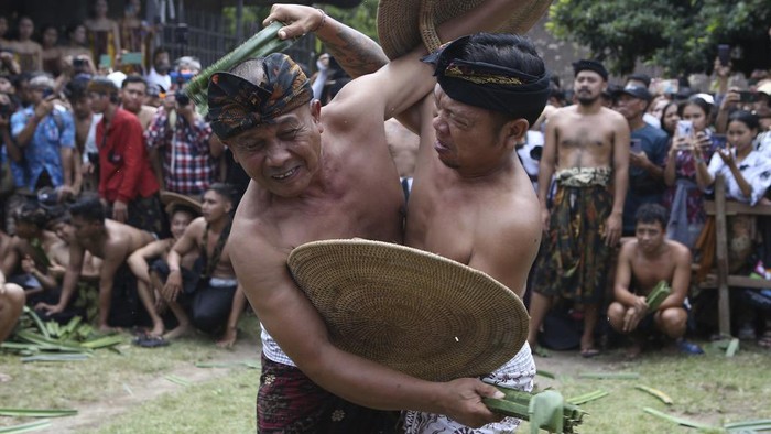 Aksi Berani Pria di Bali Ikut Perang Pandan Berduri