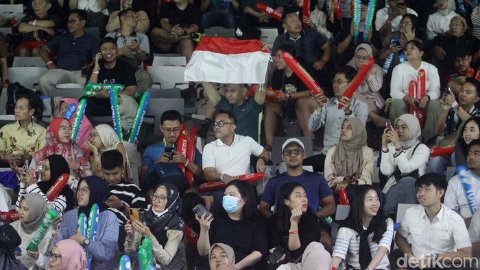 Aksi Penonton Dorong Semangat Atlet Indonesia di Indonesia Open 2024