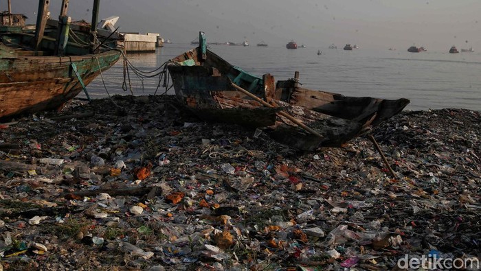 Potret Sampah Plastik Penuhi Pantai Cilincing