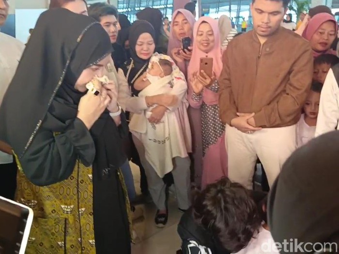 6 Momen Atta Halilintar dan Aurel Nangis Cium Ameena Sebelum Berangkat Haji