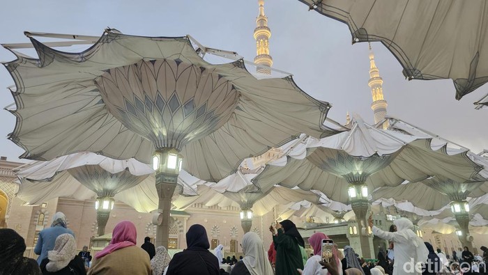 Menyaksikan Detik-detik Payung Raksasa Masjid Nabawi Terbuka Menyaksikan Detik-detik Payung Raksasa Masjid Nabawi Terbuka