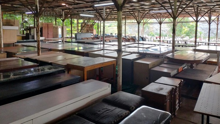 Melihat dari Dekat Mall Rongsok, Pusat Berburu Furniture Bekas di Depok
