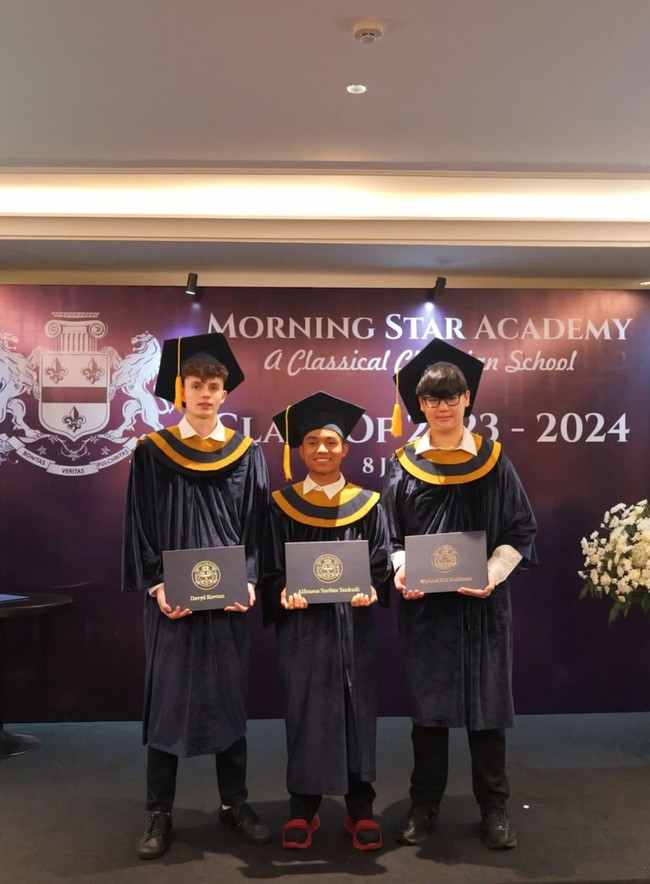 7 Foto Wisuda Betrand Peto, Tas Sarwendah saat Pose Bareng Ruben Bikin Salfok