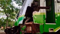 Commuter Line Sindro Tertemper Truk di Sidoarjo, Loko Rusak Parah