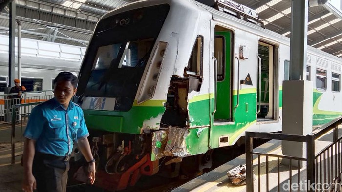 Penampakan Commuter Line Sindro Tertemper Truk di Sidoarjo