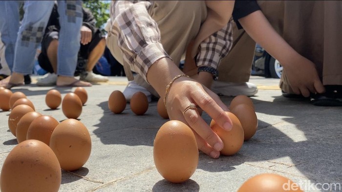 Lomba Mendirikan Telur Ayam di Siang Bolong Lomba Mendirikan Telur Ayam di Siang Bolong