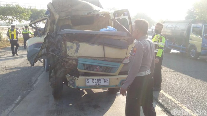 Sopir Truk Tangki Air Tewas Tabrak Dump Truk Parkir di Sidoarjo Sopir Truk Tangki Air Tewas Tabrak Dump Truk Parkir di Sidoarjo