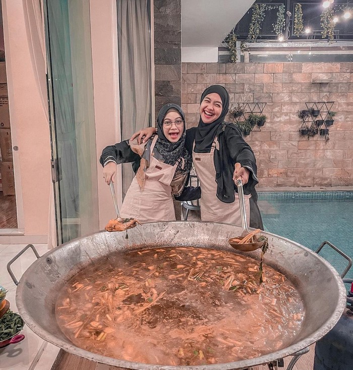 Momen Ria Ricis Saat Masak Jumbo hingga Makan Bareng Farida Nurhan