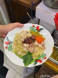 Mie Ayam Enak dengan Topping Spesial yang Diantre Pembeli