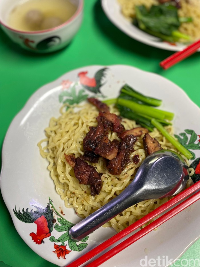 Gurihnya Bakmi Piring yang Viral di Pujasera Blok M