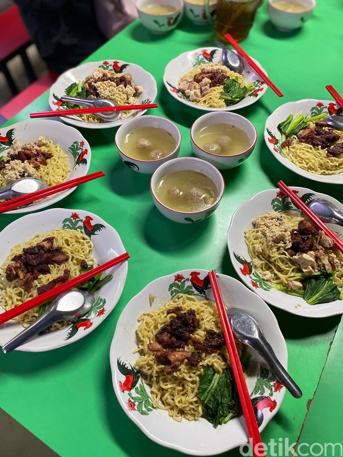Gurihnya Bakmi Piring yang Viral di Pujasera Blok M