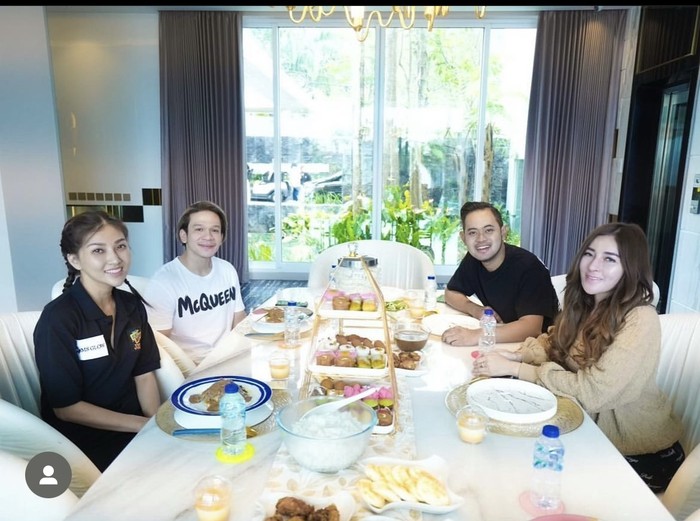 Mesranya Sarwendah dan Ruben Onsu Saat Makan Bersama dan Rayakan Ultah