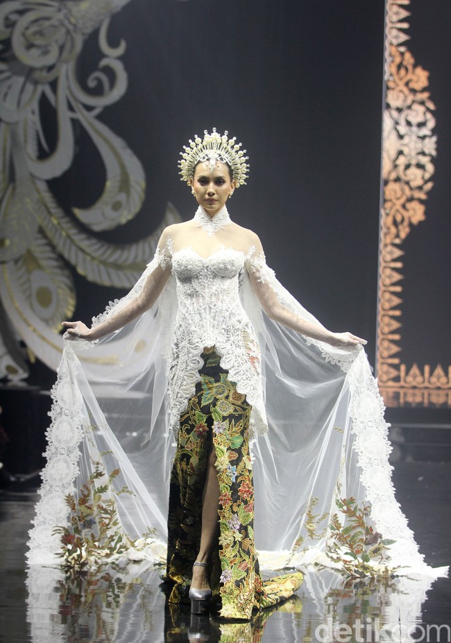 10 Koleksi Batik Karya 26 Desainer di Fashion Show Cerita Batik Emil ...