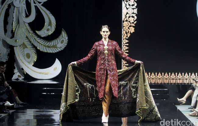10 Koleksi Batik Karya 26 Desainer di Fashion Show Cerita Batik Emil ...