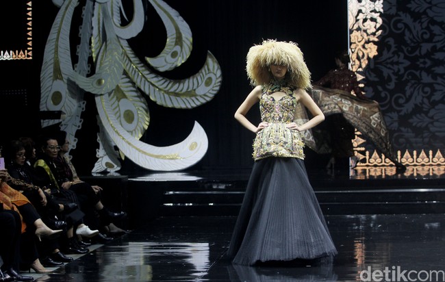 10 Koleksi Batik Karya 26 Desainer di Fashion Show Cerita Batik Emil ...